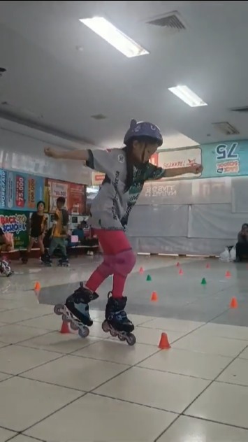 Main sepatu roda klasik #shorts #sepaturoda #main - YouTube