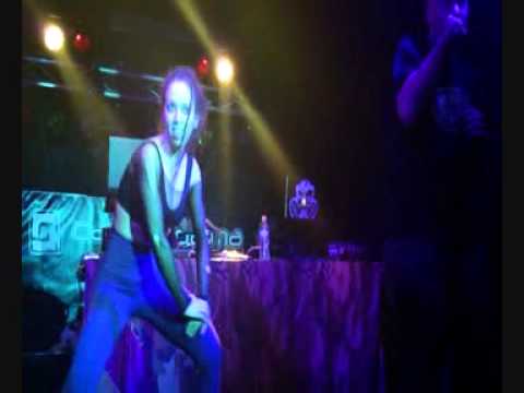 Mr Pincho & Natty Ner; Con ese Movimiento (Directo) - YouTube