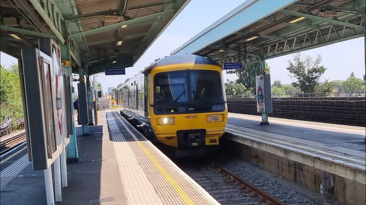 GWR Class 165 165125 Approaching Greenford - YouTube