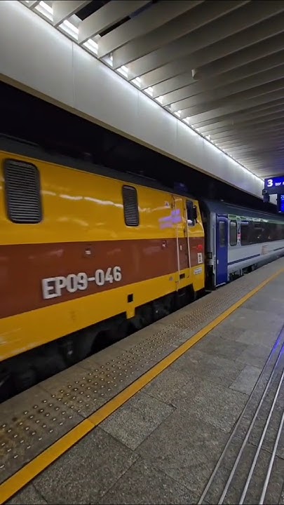 Rarytas EP09-046 "Rodzynek" prowadząc pociąg IC 104/41003 POLONIA relacji Wien Hbf - Warszawa ...