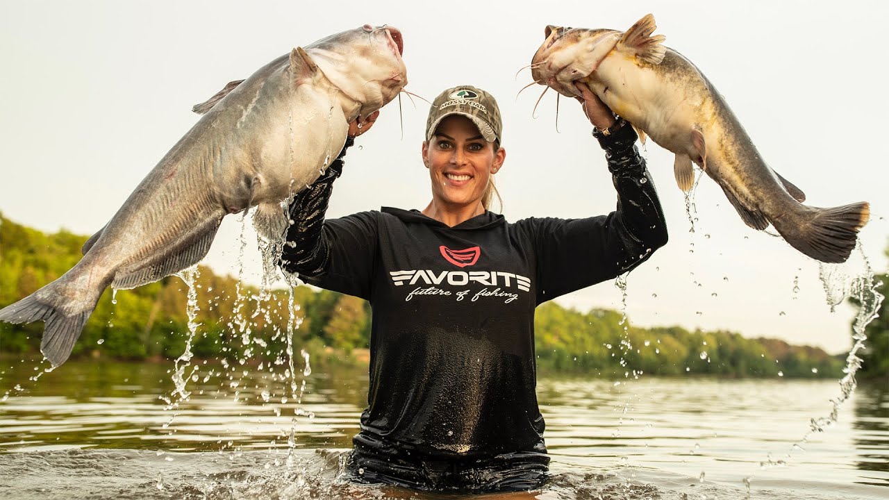 How to Catch MONSTER Catfish like a PRO! {Catch Clean Cook} #TheBigRoll ...