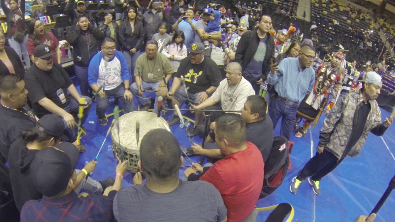 Thunderhouse singers Chinle AZ pow wow - YouTube