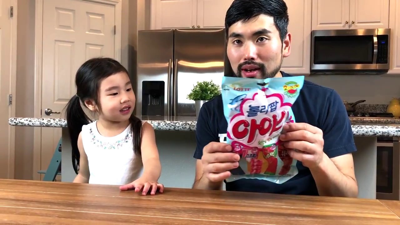 롤리팝 아이스 맛보기 [샬롯 튜브] Rollipop Ice Tasting with Daddy [Charlotte Tube] - YouTube