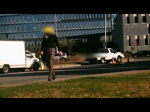 Mini skirt,  pantyhose, high heels walking in public. Sexy rubia tacones público  mini falda medias
