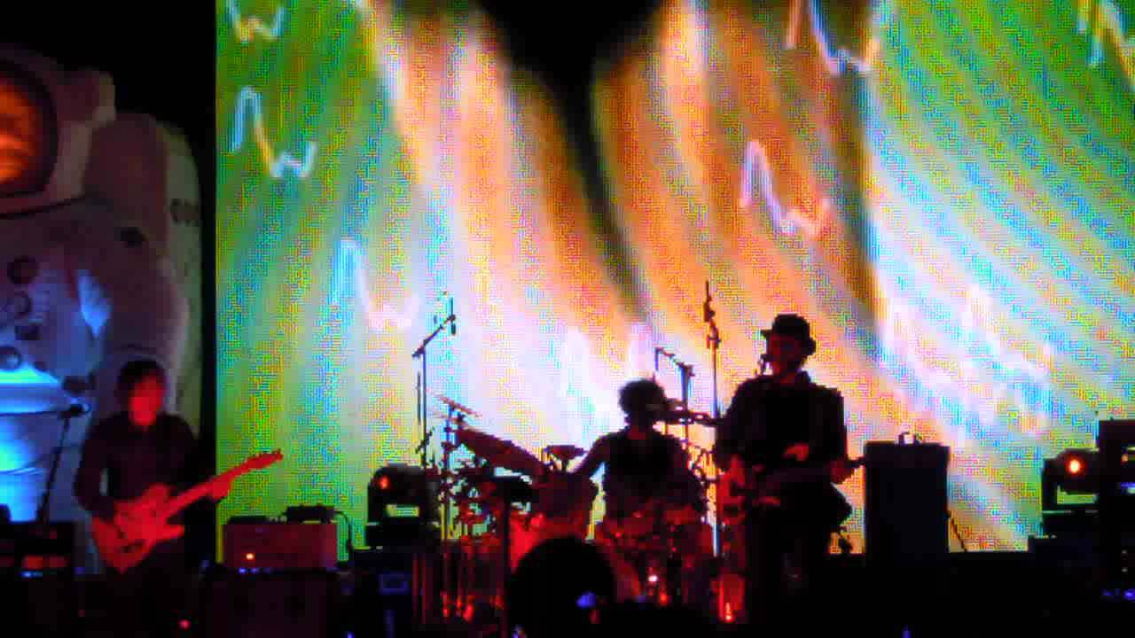Primus - Wynona's Big Brown Beaver. Eindhoven, The Netherlands. - YouTube