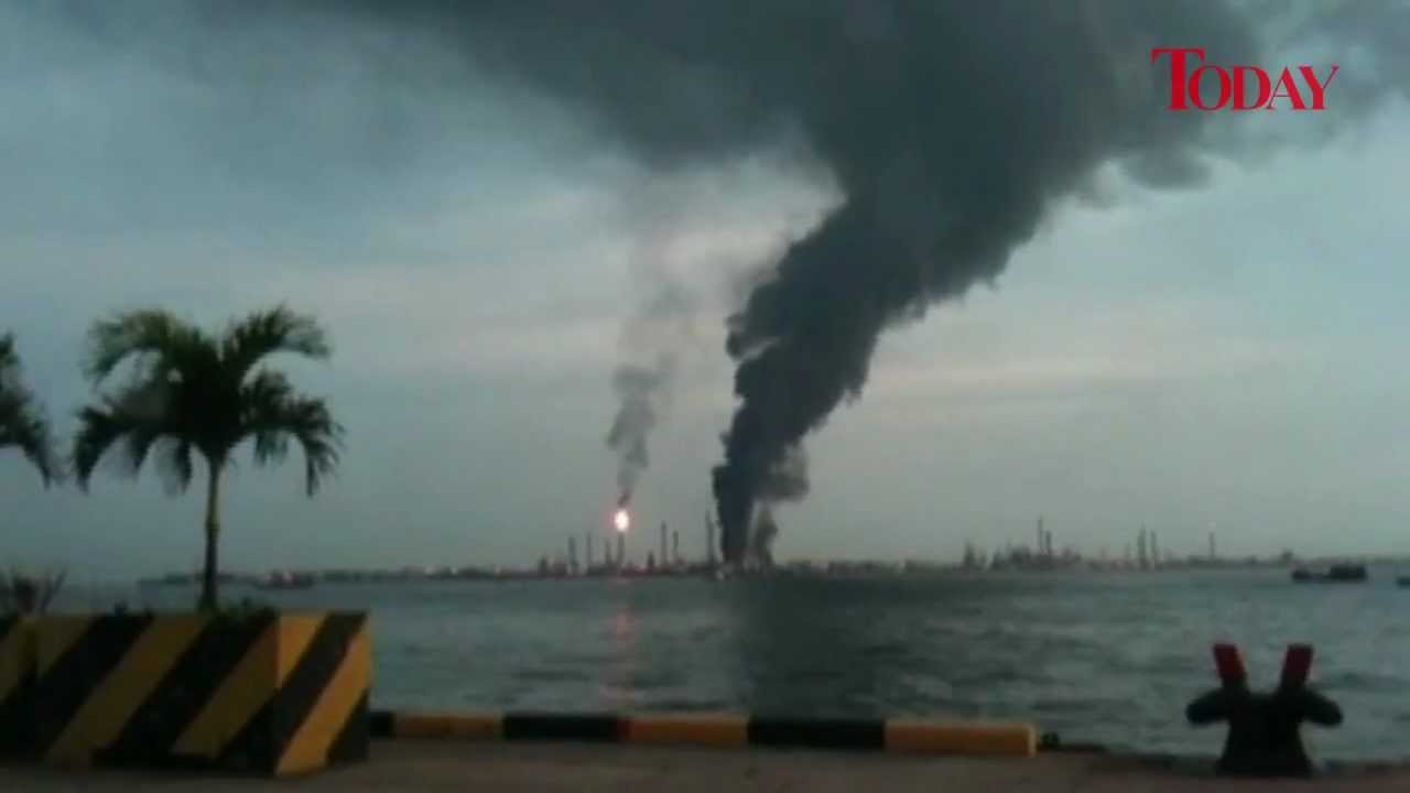 Fire at Shell's Pulau Bukom Site - YouTube