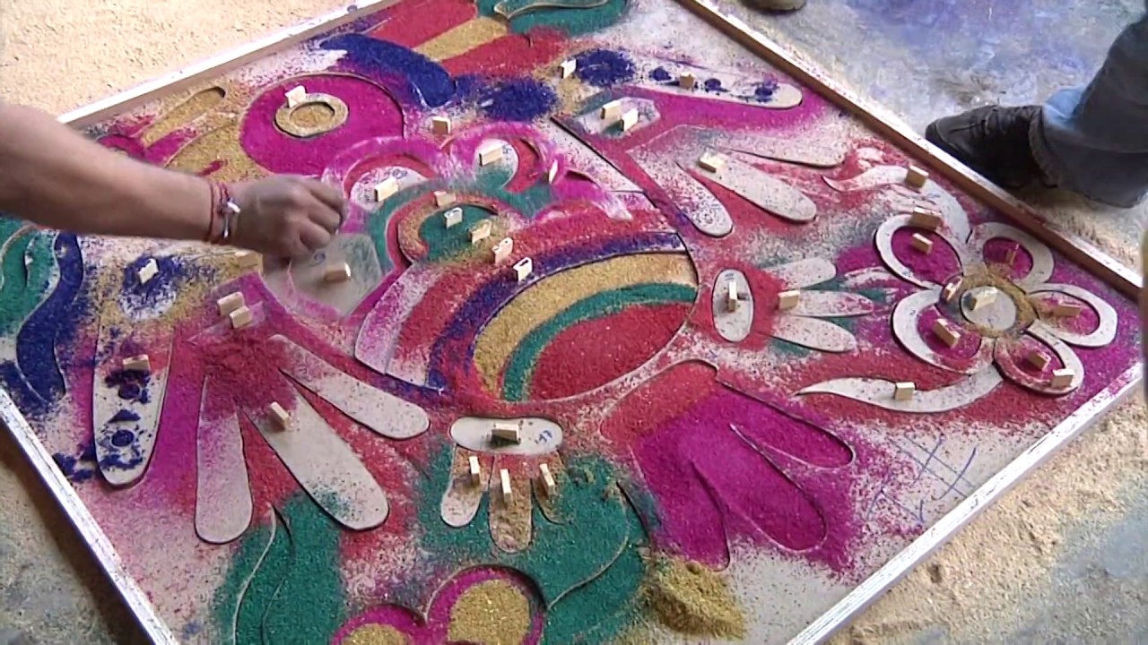 Elaboración de tapetes de aserrín en Xico - YouTube
