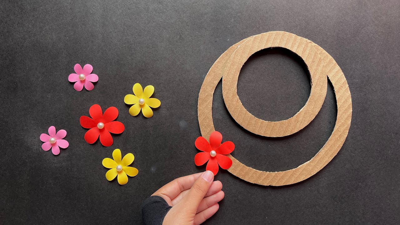 Beautiful paper flower wall hanging | Easy and simple wall hanging ...