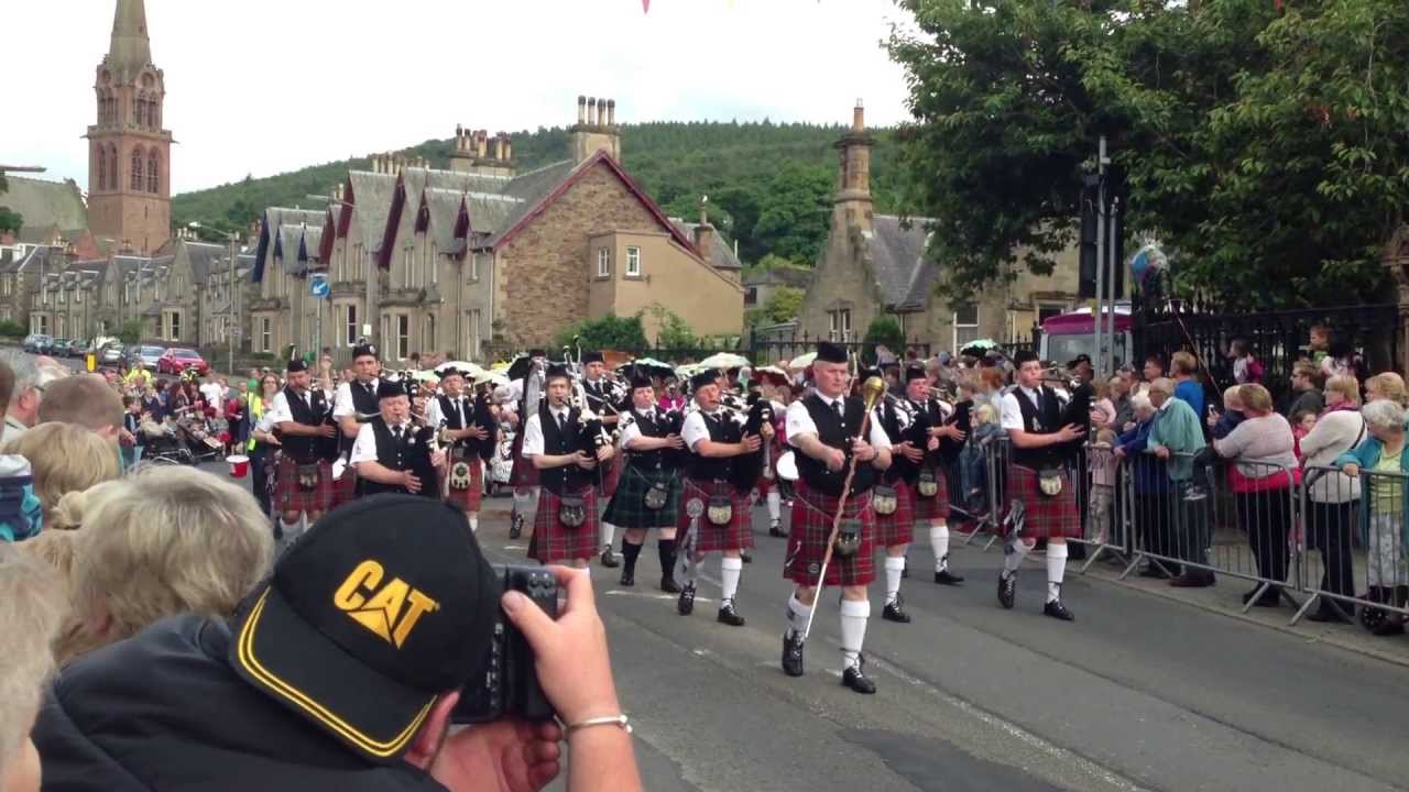 Gala Pipe Band heading onto Scott Street - YouTube