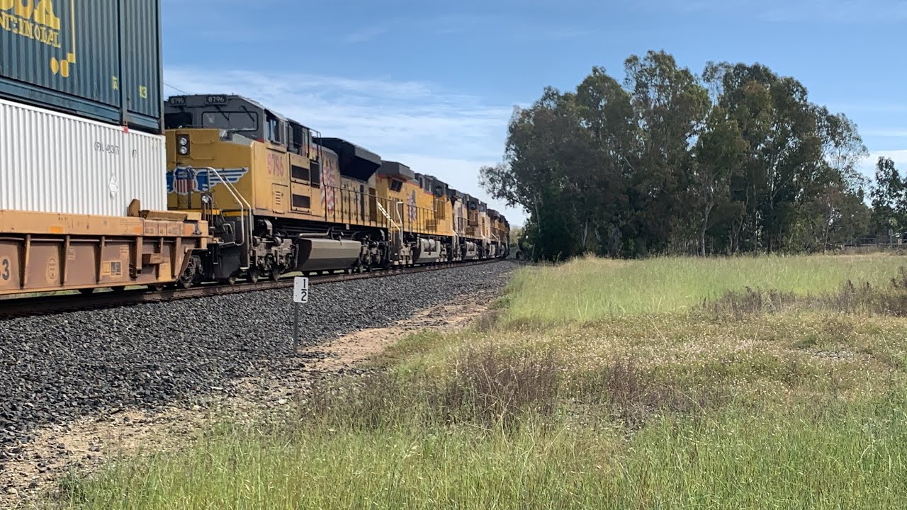 UP 5451 leads the IOANP with 6 units behind it through Livermore - YouTube