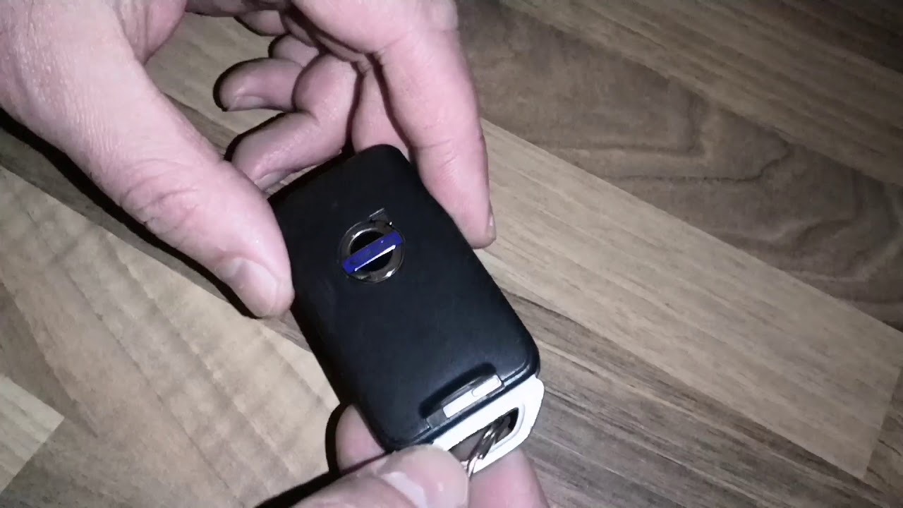 Key battery replacement Volvo v40 - YouTube