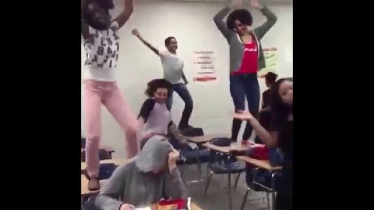 The Whole Squad Twerking In Class - YouTube