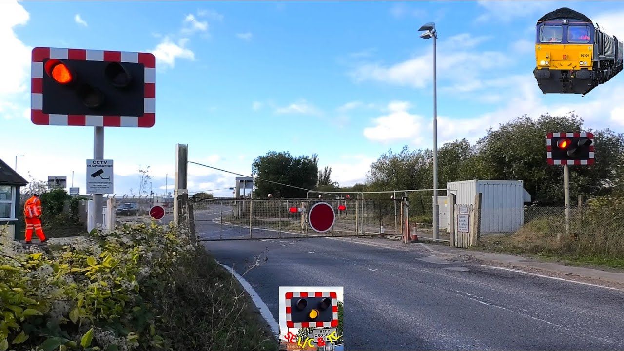 Grain Level Crossing, Kent - YouTube