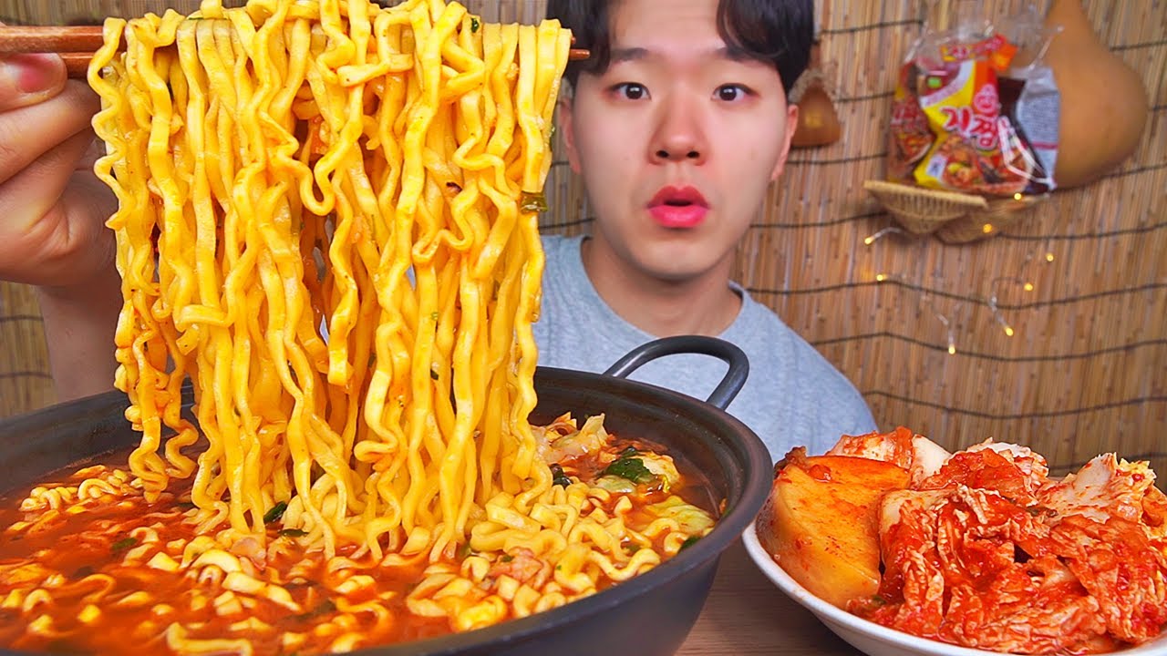 진짬뽕 만두 넣고 배추김치와 야무지게~ 맛있다 맛있어..! JIM JIAMBBONG DUMPLING KIMCHI KOREAN ...