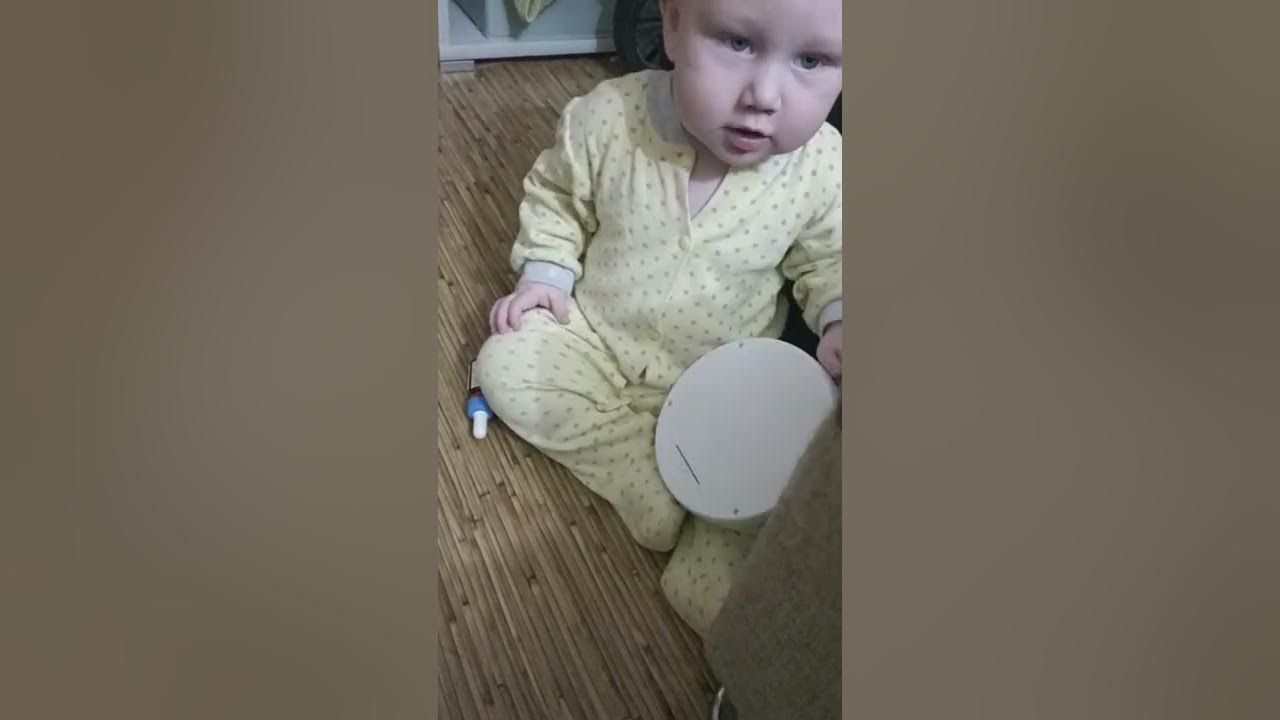 Ребенок смотрит в зеркало. Часть 1 - YouTube