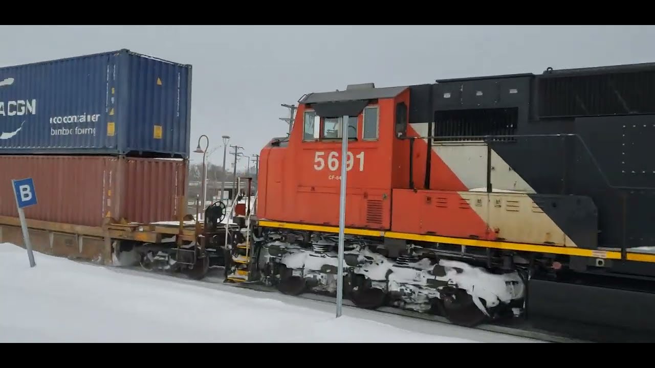WINTER TRAINS CN Freight 327 With Snowy EMD Canadian Built Locomotives ...