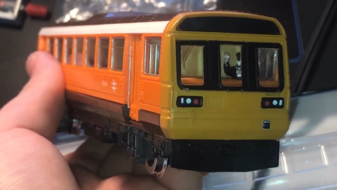 Reviewing the Hornby Railways Class 142 Pacer Railbus DMU in Greater ...