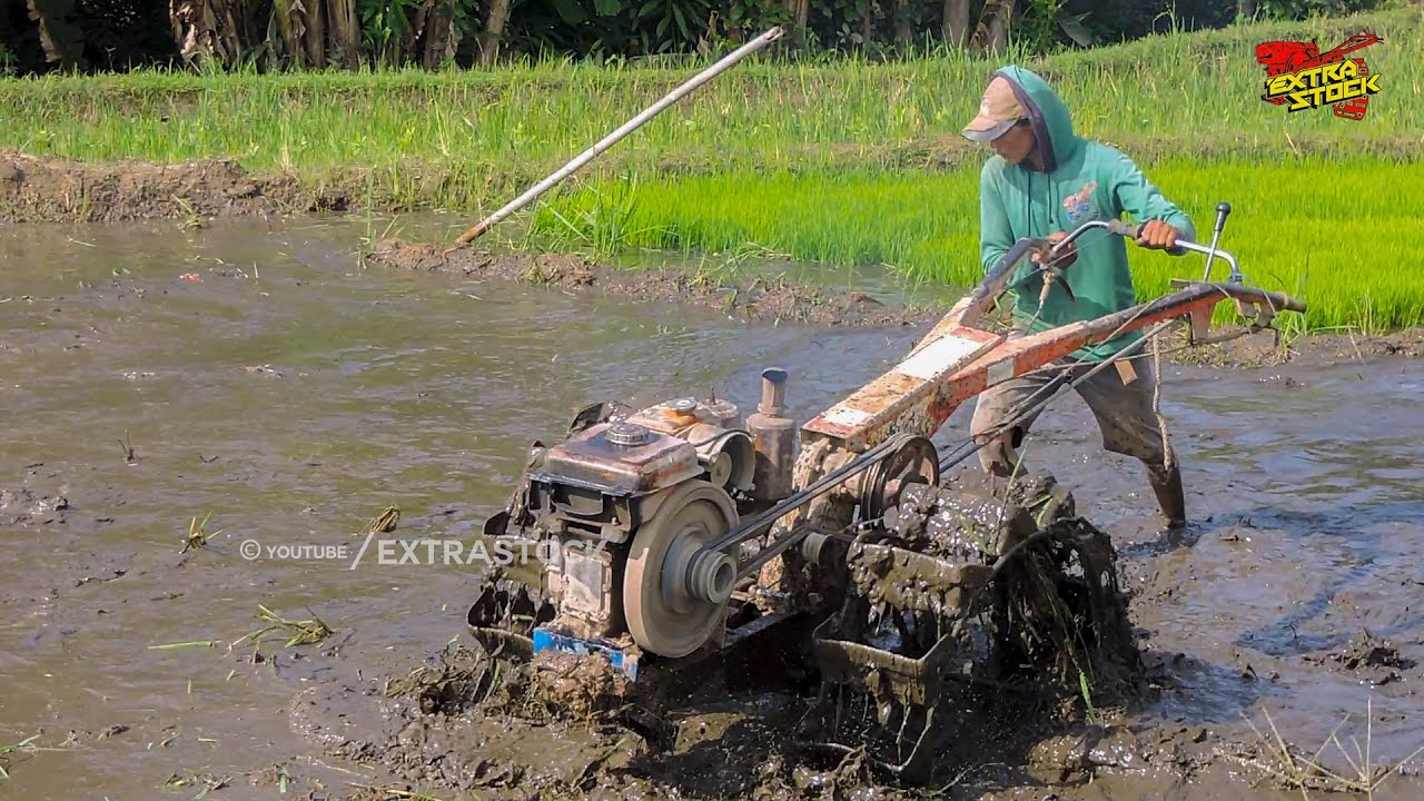 Traktor Sawah Dengan Mesin Diesel Tua Gerak Cepat Mengeruk Tanah - YouTube