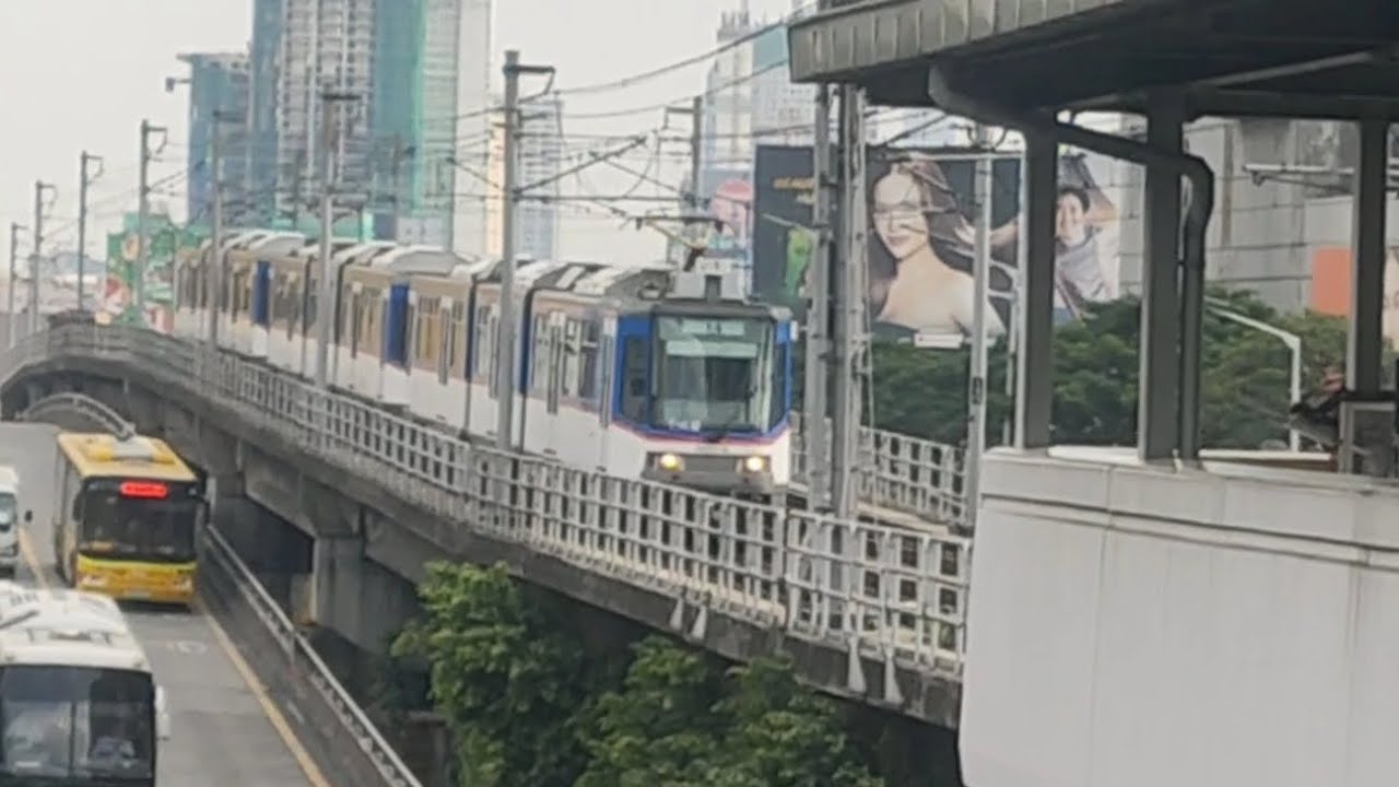 A Fast MRT3 Train arriving at GMA-Kamuning Station Northbound *CR View ...