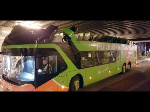 Flixbus: Brücke zu niedrig - Bus reißt  sich das Dach ab