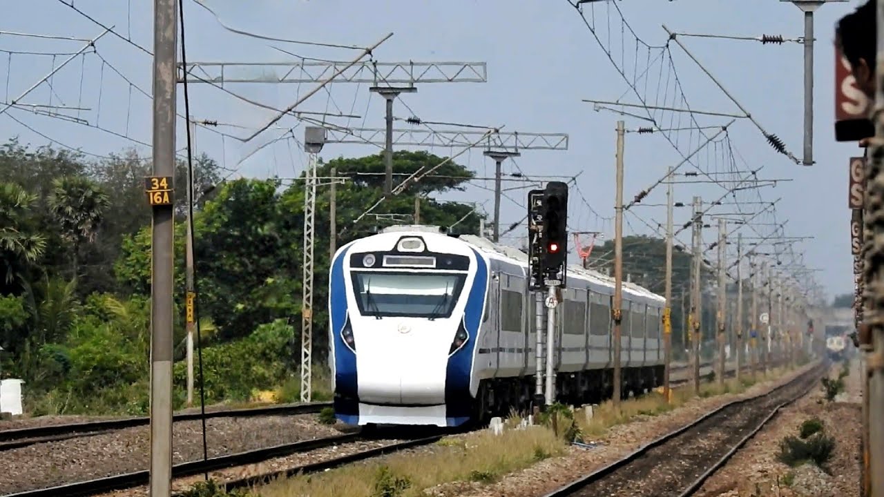 High speed overtake by Vande Bharat Express! Chennai - Coimbatore VB ...