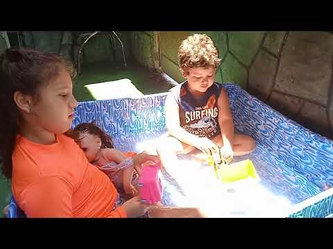 um dia divertido na piscina!!!! brincando na minha piscina de plástico