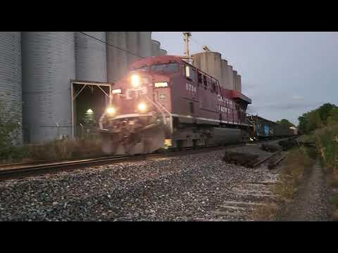 HORN! CP 8784 and 4765 (?) on a late CP 231 at Streetsville! - YouTube