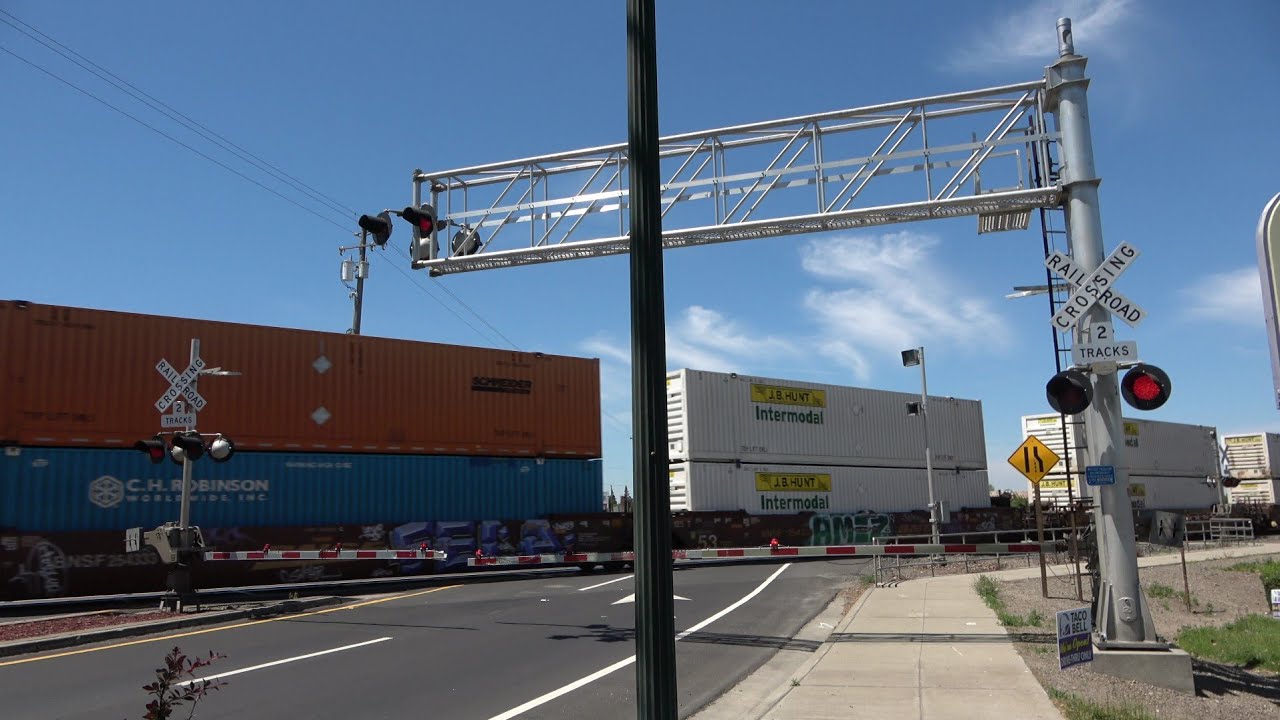 BNSF 6617 Intermodal North, Yosemite Ave. Railroad Crossing, Escalon CA ...
