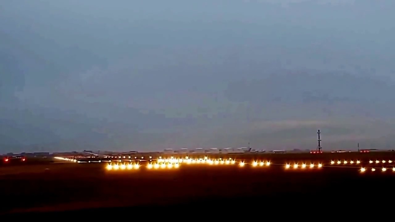 Flybe dash 8 Q400 crash at schiphol airport - YouTube