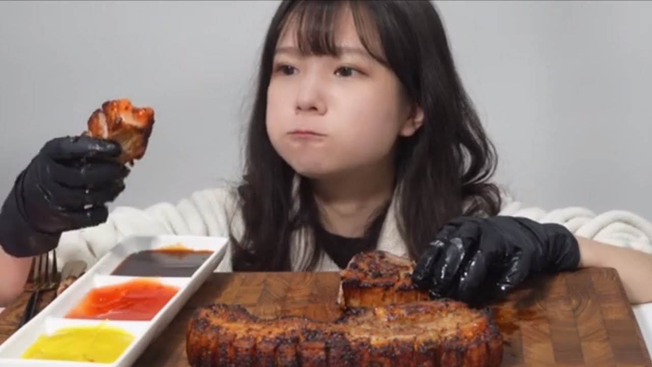 겉바속촉 통 삼겹살 먹방 asmr(An eating show of pork belly meat. Asmr) - YouTube