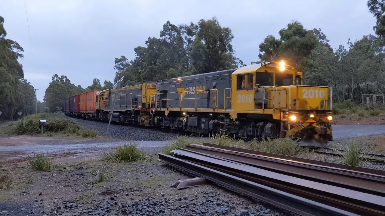 TasRail DQ 2010 TR03 #33 Container Empty Log train crossing Magazine ...