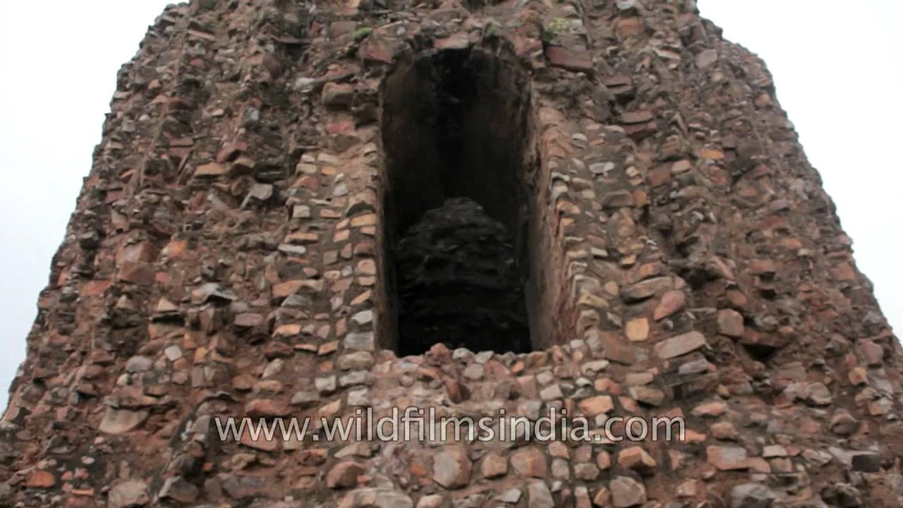 The incomplete Alai Minar near Qutub Minar - YouTube