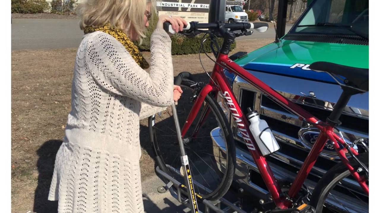 Using a Bicycle Rack on a Public Bus - YouTube