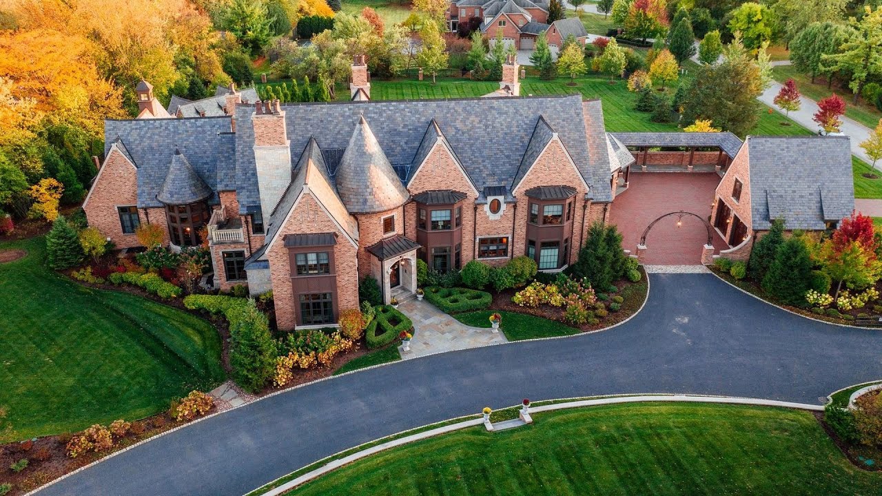 This $10,500,000 Iconic Estate in Illinois has an amazing outdoor ...