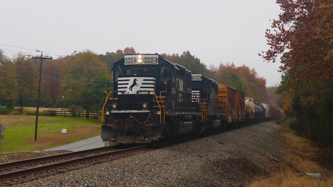 Fall Freights in Central Virginia - CSX/NS, Foreign Power, DPU's - YouTube