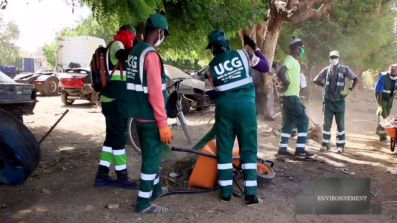 Thiès - Journée Sét Sétal au quartier Sampathé - YouTube