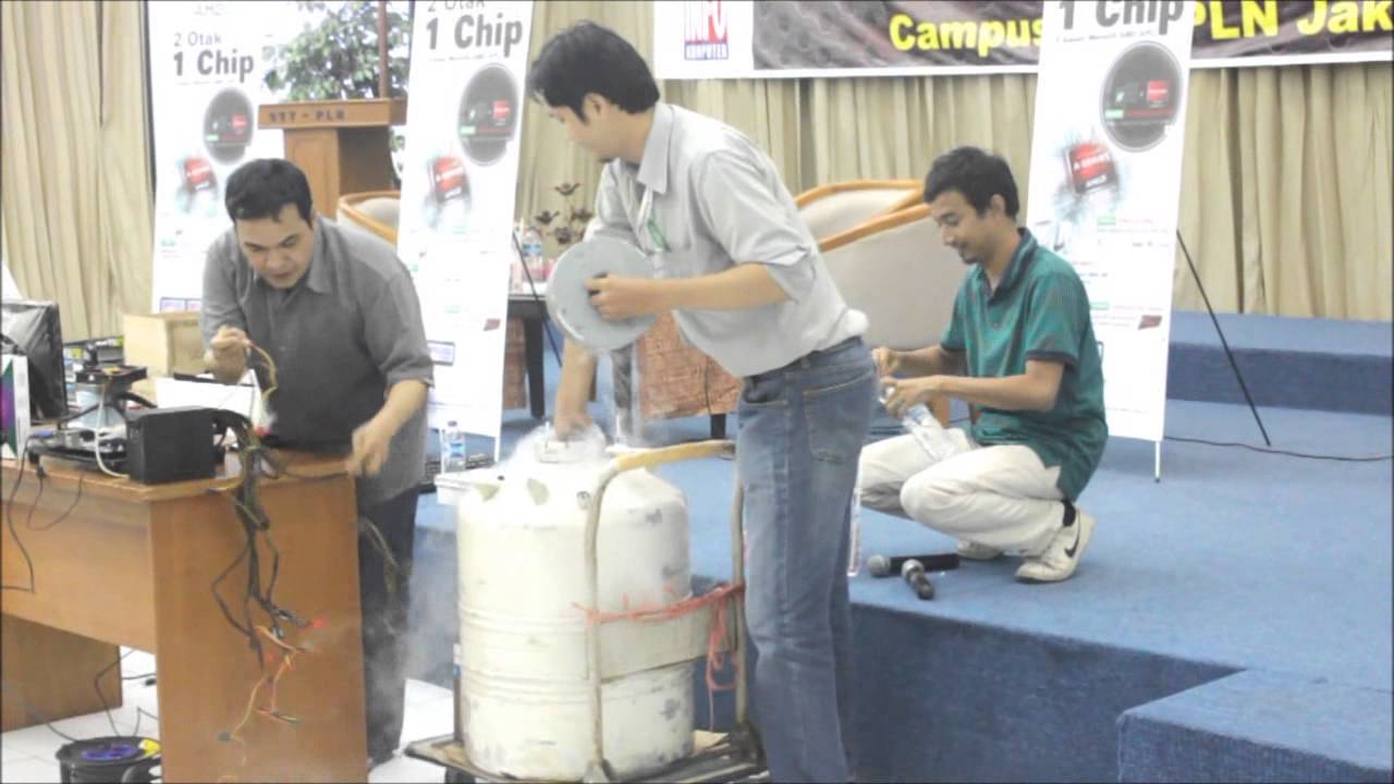 Shower with Liquid Nitrogen (ln2) ( overclocking) - YouTube