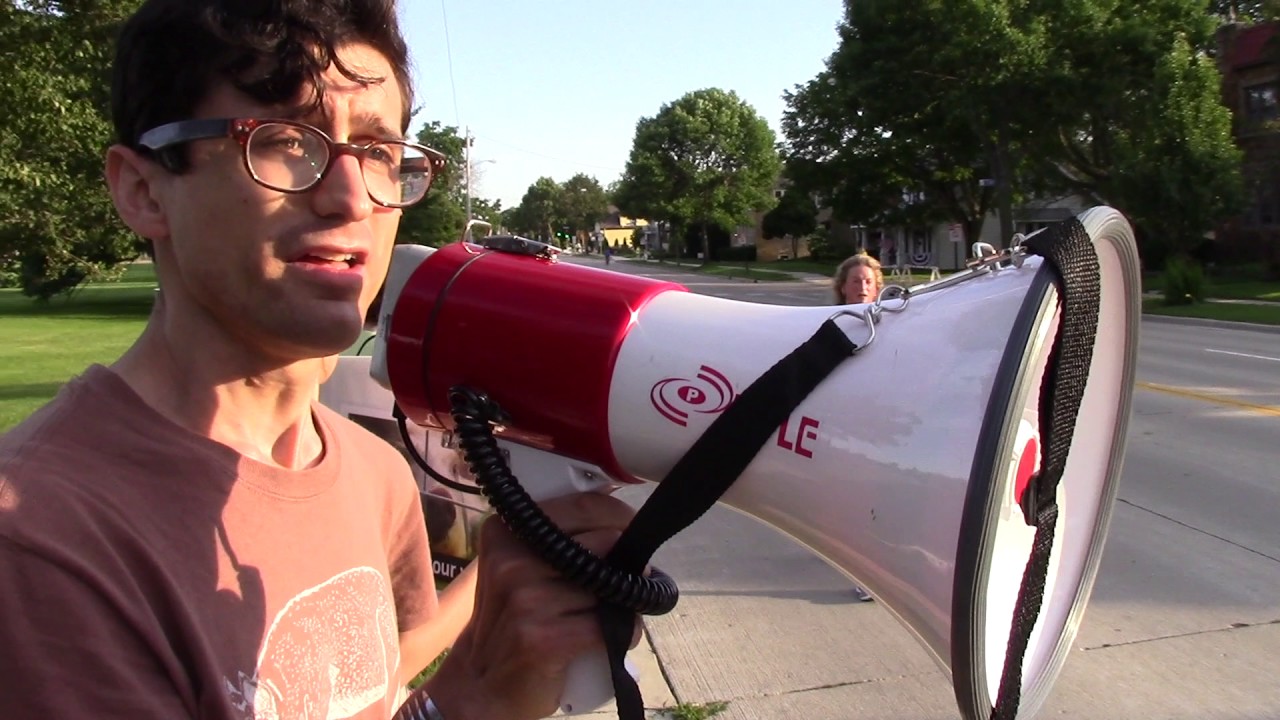 DxE protest of the "Bacon Race" in Cudahy, WI - YouTube