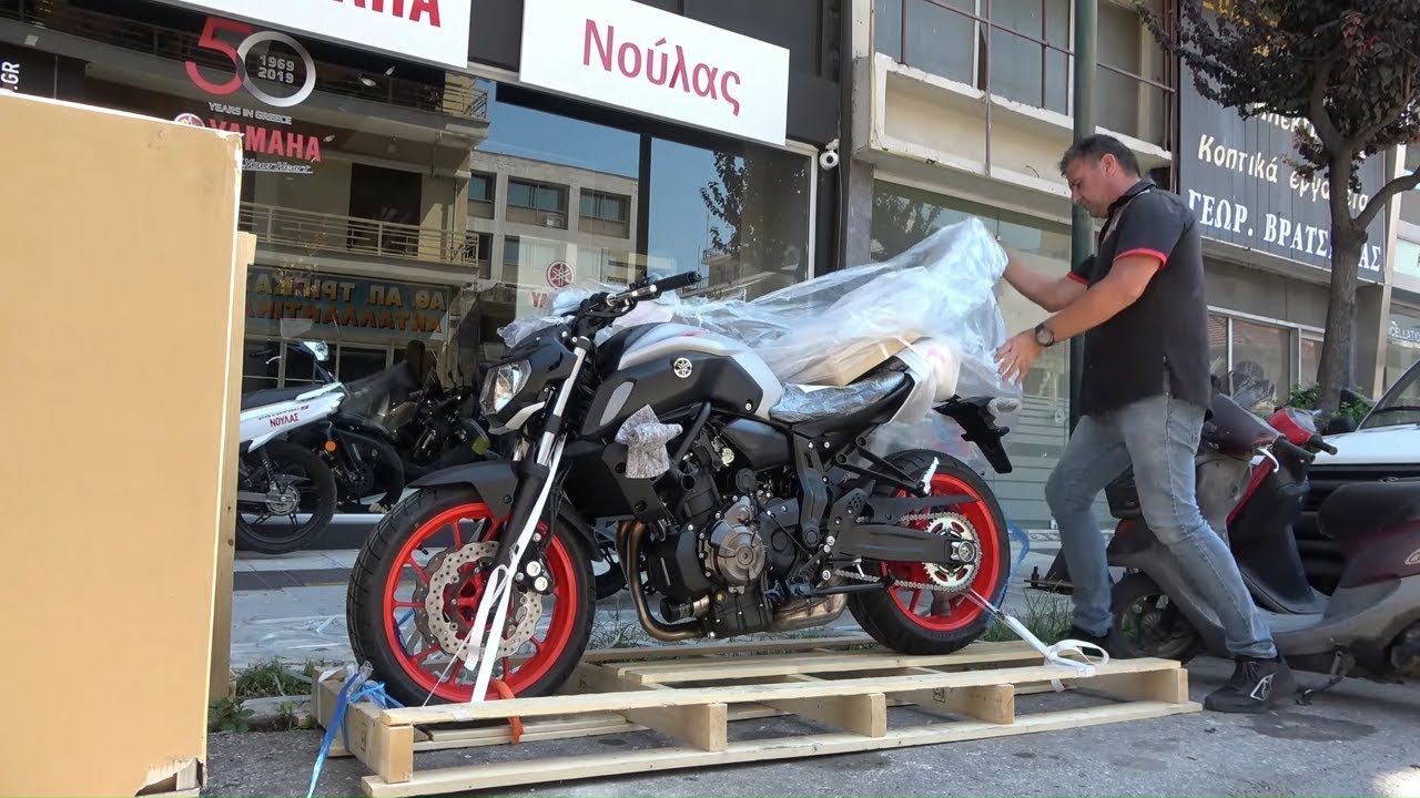 unboxing the YAMAHA MT-07 ice fluo color 2020 - YouTube
