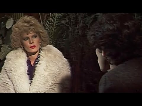 46 EL MALEFICIO Mujer con abrigo de piel