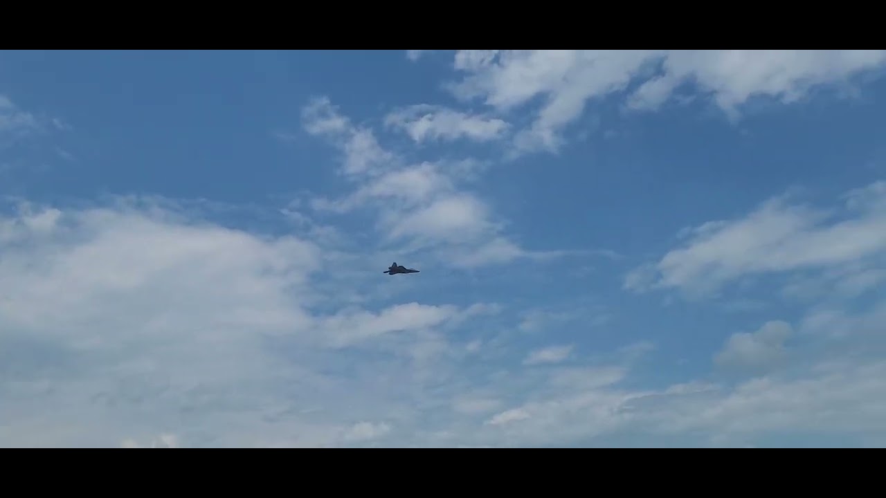 F22 Raptor High Speed Flyby - YouTube