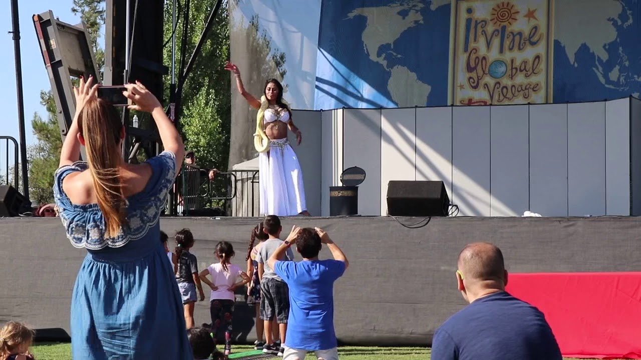The Jewels that Raq! Belly dancing with snakes - YouTube
