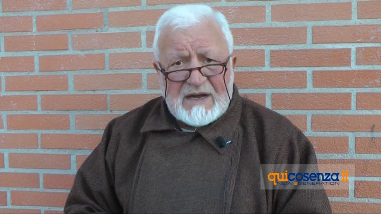 Padre Fedele su manifesti Papa - YouTube