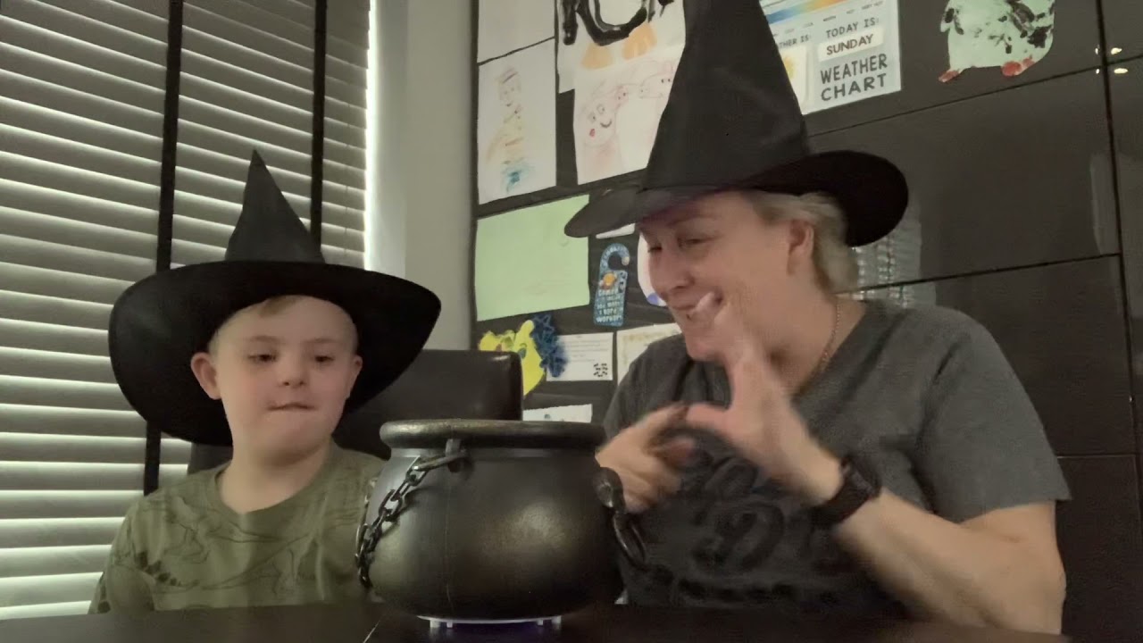 Makaton for ‘WIZARD’ 🧙‍♂️ - YouTube