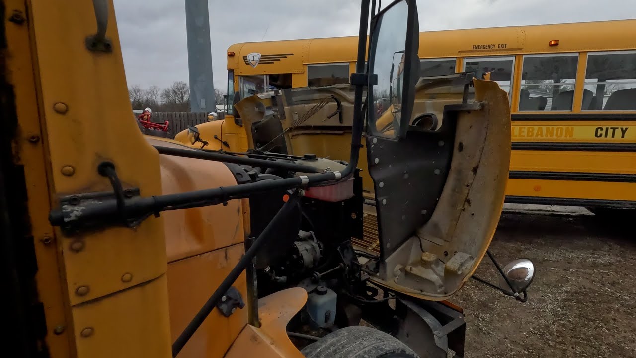Jump Starting Bus 45 (1995 Wayne International 3800) - YouTube