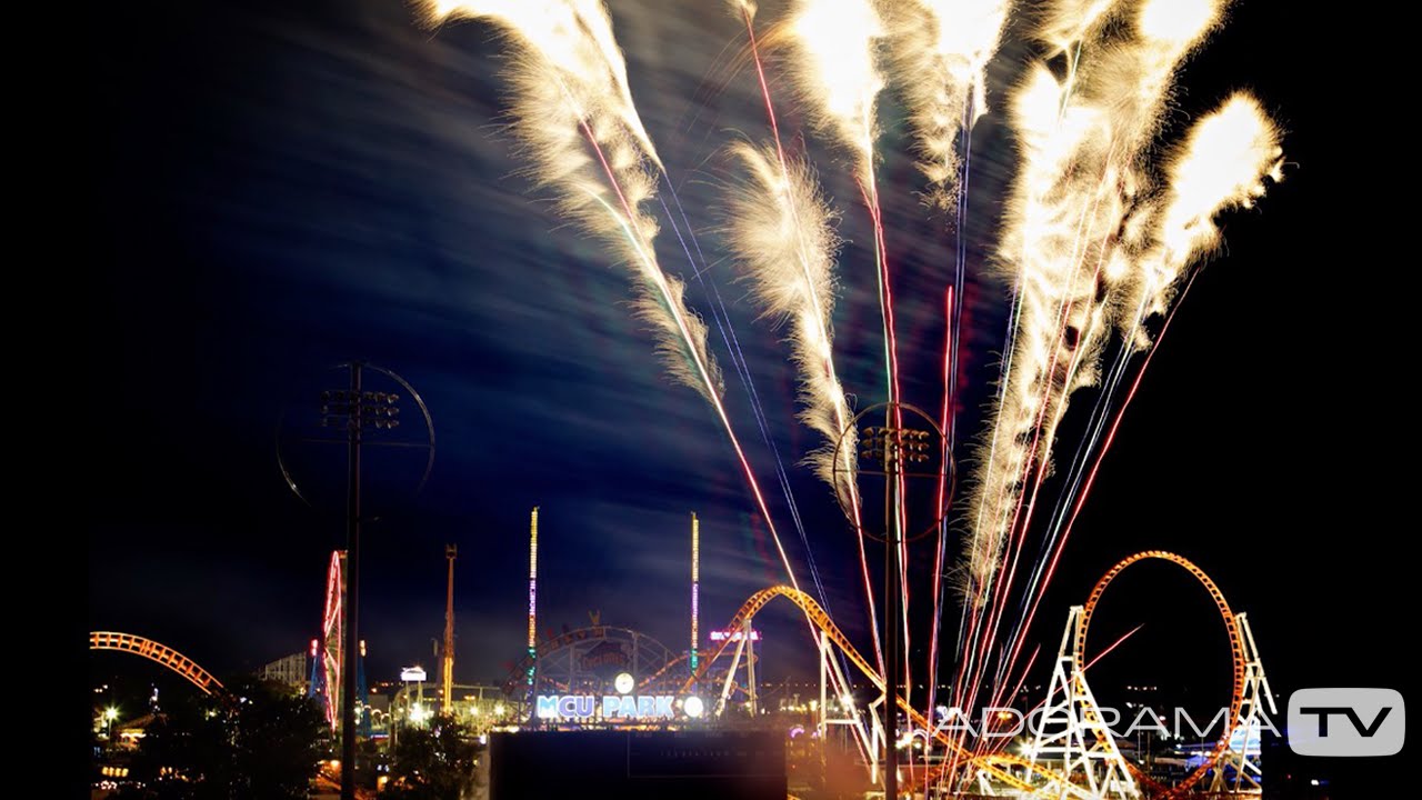 Photographing Fireworks: Two Minute Tips with David Bergman - YouTube