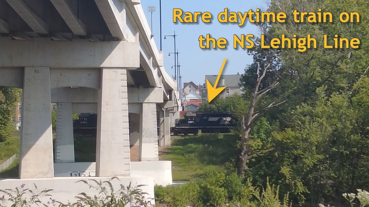 Norfolk-Southern H66 passing through Northampton, PA - YouTube