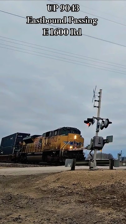 UP 9043 Eastbound Passing E 1600 Rd - YouTube