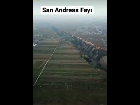 Filmlere konu olan 1200 km uzunluğundaki San Andreas Fayı. Fayın dibinde yerleşimler var