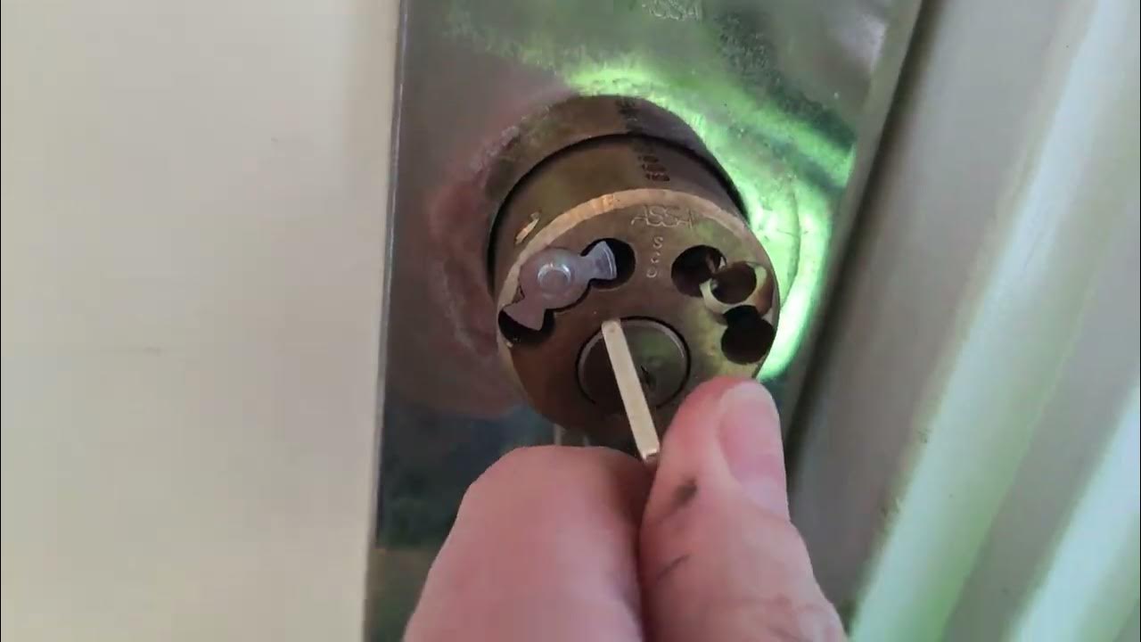 Så tar du bort cylinderpropparna på ett gammalt ASSA lås (se även ...